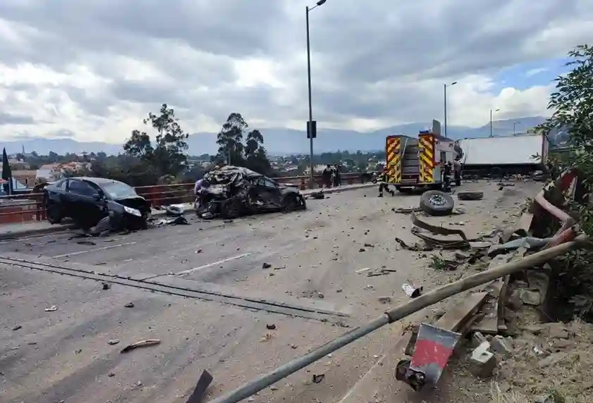 Choque múltiple en la Ruta Viva deja un fallecido y heridos - La Prensa Ecuador