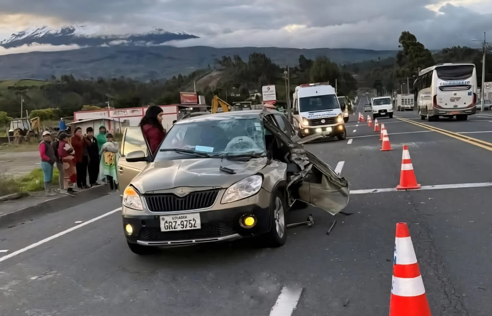 Accidente de tránsito cerca al peaje de Guano - La Prensa Ecuador